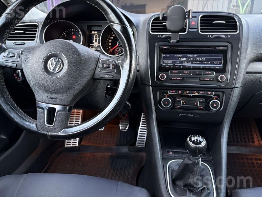 Black Volkswagen Golf 2011 in Riga, with an engine capacity of 1.60 L and mileage of 300 thousand km for 3100 €, photo 7 on AUTOMOTO.COM.LV