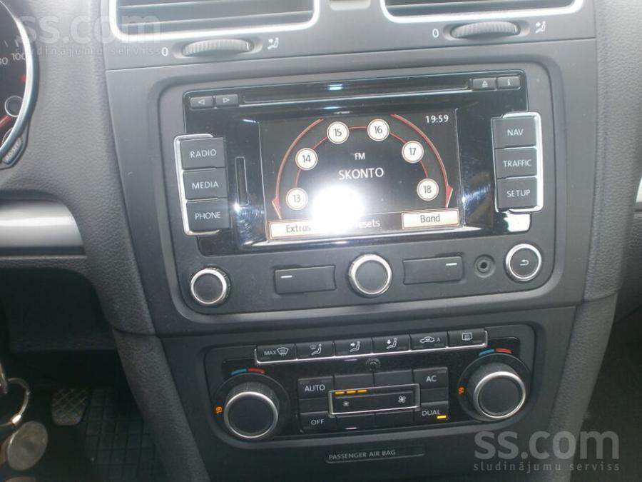 Black Volkswagen Golf 2011 in Ogre, with an engine capacity of 1.60 L and mileage of 315 thousand km for 1750 €, photo 8 on AUTOMOTO.COM.LV
