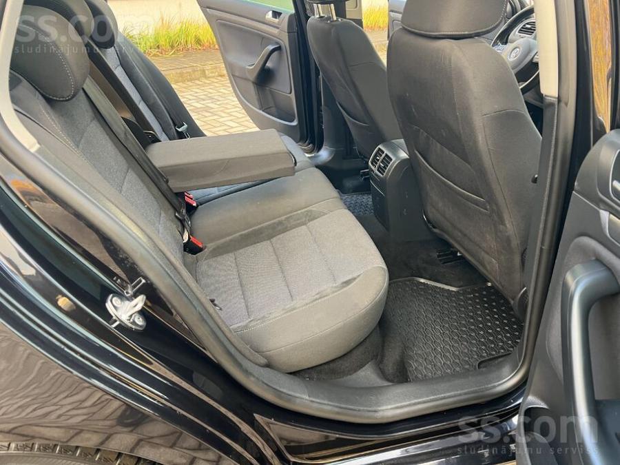 Black Volkswagen Golf 2011 in Rezekne, with an engine capacity of 2.00 L and mileage of 270 thousand km for 4550 €, photo 12 on AUTOMOTO.COM.LV