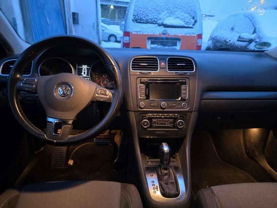 Black Volkswagen Golf 2012 in Siauliai, with an engine capacity of 1.20 L and mileage of 219 thousand km for 4100 €, photo 8 on AUTOMOTO.COM.LV