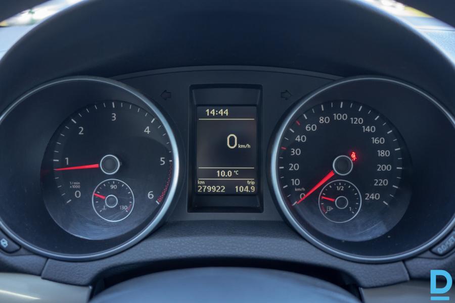 Black Volkswagen Golf 2012 in Liepaja, with an engine capacity of 1.60 L and mileage of 280 thousand km for 4600 €, photo 9 on AUTOMOTO.COM.LV