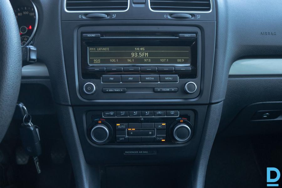 Black Volkswagen Golf 2012 in Liepaja, with an engine capacity of 1.60 L and mileage of 280 thousand km for 4600 €, photo 10 on AUTOMOTO.COM.LV