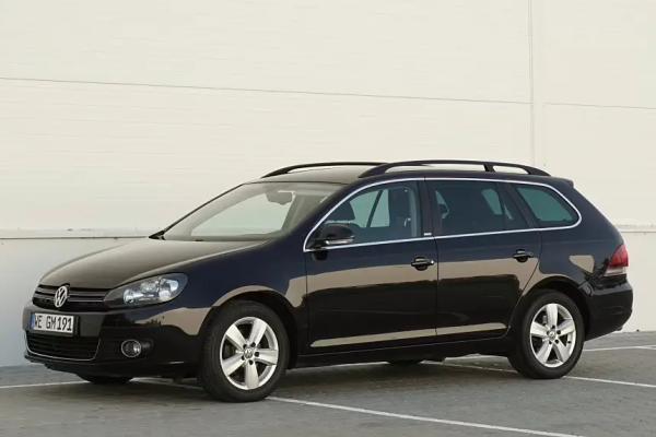 Melns Volkswagen Golf 2012 Rīga, ar dzinēja tilpumu 1.60 L un nobraukumu 195 tūkst. km par 5700 €, foto 4 vietnē AUTOMOTO.COM.LV