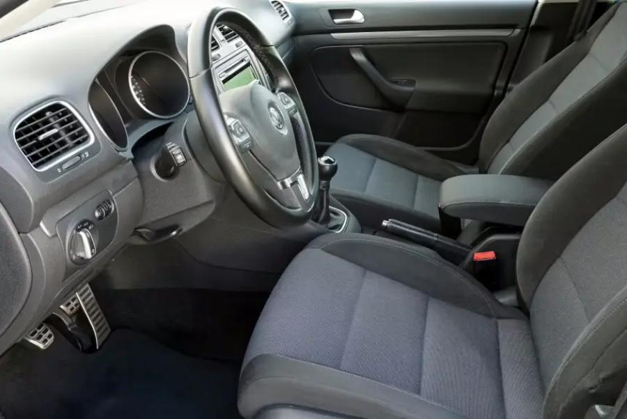 Black Volkswagen Golf 2012 in Riga, with an engine capacity of 1.60 L and mileage of 195 thousand km for 5700 €, photo 14 on AUTOMOTO.COM.LV
