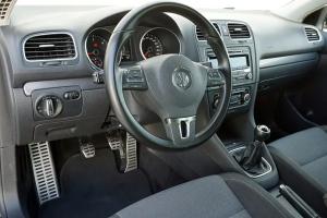 Black Volkswagen Golf 2012 in Riga, with an engine capacity of 1.60 L and mileage of 195 thousand km for 5700 €, photo 16 on AUTOMOTO.COM.LV