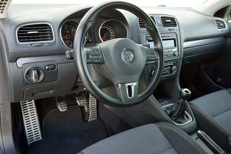 Black Volkswagen Golf 2012 in Riga, with an engine capacity of 1.60 L and mileage of 195 thousand km for 5700 €, photo 16 on AUTOMOTO.COM.LV