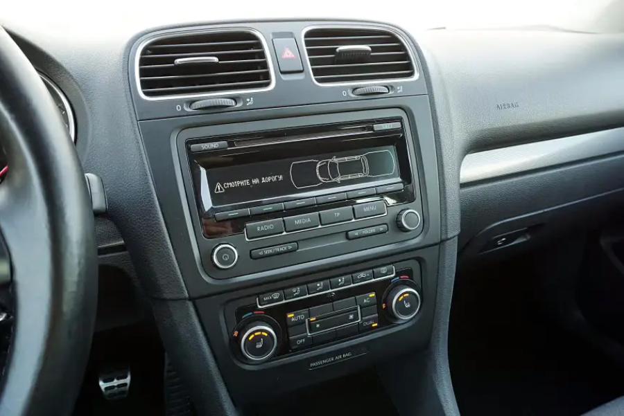 Black Volkswagen Golf 2012 in Riga, with an engine capacity of 1.60 L and mileage of 195 thousand km for 5700 €, photo 19 on AUTOMOTO.COM.LV