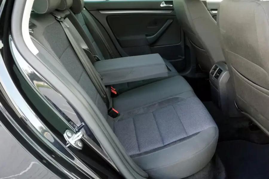 Black Volkswagen Golf 2012 in Riga, with an engine capacity of 1.60 L and mileage of 195 thousand km for 5700 €, photo 20 on AUTOMOTO.COM.LV