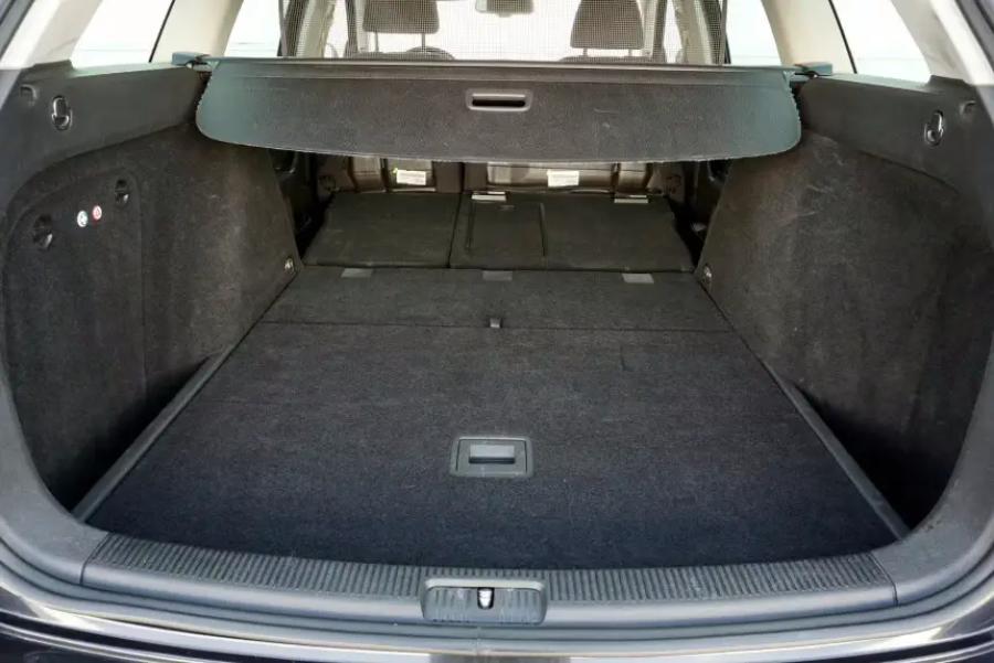 Black Volkswagen Golf 2012 in Riga, with an engine capacity of 1.60 L and mileage of 195 thousand km for 5700 €, photo 22 on AUTOMOTO.COM.LV