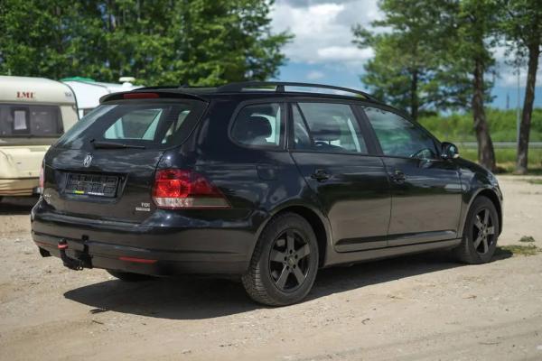 Black Volkswagen Golf 2012 in Grobiņa, with an engine capacity of 1.60 L and mileage of 280 thousand km for 4800 €, photo 6 on AUTOMOTO.COM.LV