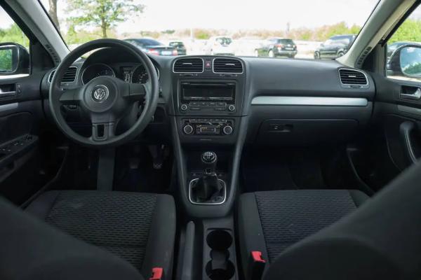 Black Volkswagen Golf 2012 in Grobiņa, with an engine capacity of 1.60 L and mileage of 280 thousand km for 4800 €, photo 8 on AUTOMOTO.COM.LV