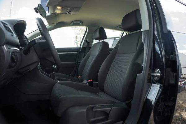 Black Volkswagen Golf 2012 in Grobiņa, with an engine capacity of 1.60 L and mileage of 280 thousand km for 4800 €, photo 10 on AUTOMOTO.COM.LV
