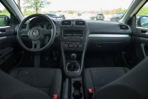 Black Volkswagen Golf 2012 in Grobiņa, with an engine capacity of 1.60 L and mileage of 280 thousand km for 4800 €, photo 9 on AUTOMOTO.COM.LV