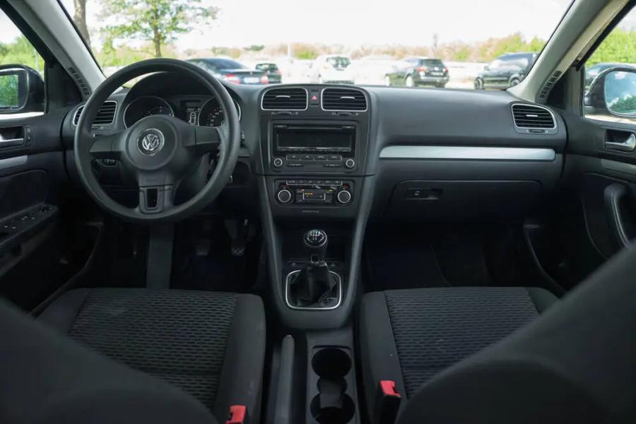 Black Volkswagen Golf 2012 in Grobiņa, with an engine capacity of 1.60 L and mileage of 280 thousand km for 4800 €, photo 9 on AUTOMOTO.COM.LV