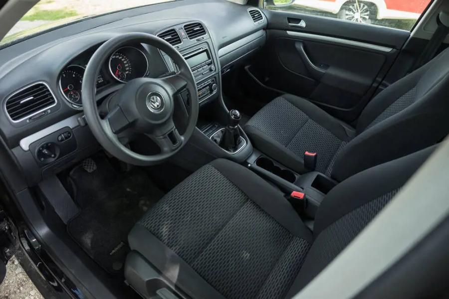 Black Volkswagen Golf 2012 in Grobiņa, with an engine capacity of 1.60 L and mileage of 280 thousand km for 4800 €, photo 10 on AUTOMOTO.COM.LV