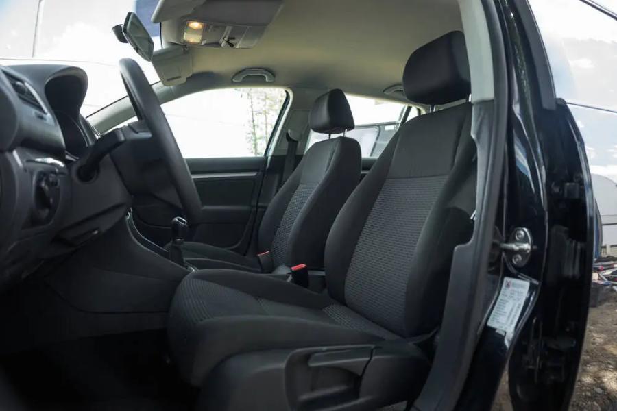 Black Volkswagen Golf 2012 in Grobiņa, with an engine capacity of 1.60 L and mileage of 280 thousand km for 4800 €, photo 11 on AUTOMOTO.COM.LV