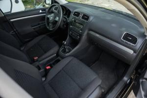 Black Volkswagen Golf 2012 in Grobiņa, with an engine capacity of 1.60 L and mileage of 280 thousand km for 4800 €, photo 15 on AUTOMOTO.COM.LV