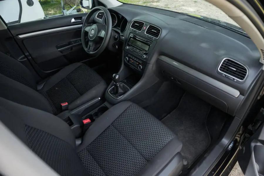 Black Volkswagen Golf 2012 in Grobiņa, with an engine capacity of 1.60 L and mileage of 280 thousand km for 4800 €, photo 15 on AUTOMOTO.COM.LV