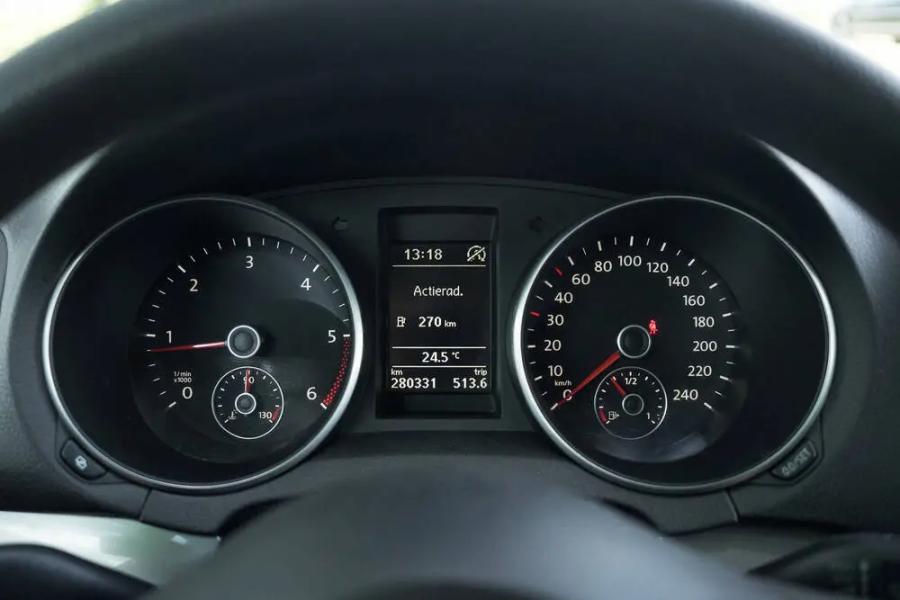 Black Volkswagen Golf 2012 in Grobiņa, with an engine capacity of 1.60 L and mileage of 280 thousand km for 4800 €, photo 18 on AUTOMOTO.COM.LV