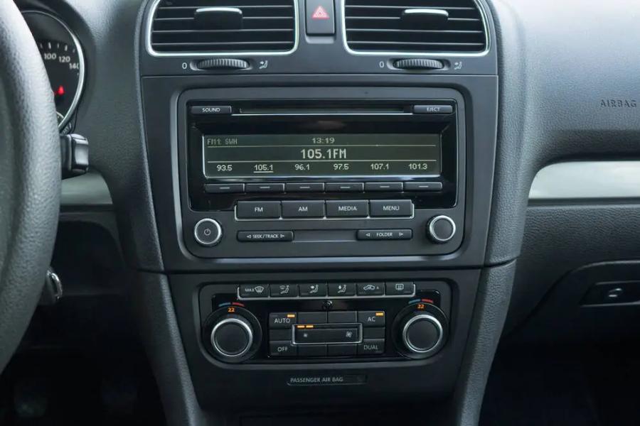 Black Volkswagen Golf 2012 in Grobiņa, with an engine capacity of 1.60 L and mileage of 280 thousand km for 4800 €, photo 19 on AUTOMOTO.COM.LV