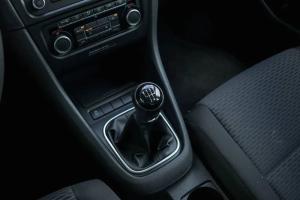 Black Volkswagen Golf 2012 in Grobiņa, with an engine capacity of 1.60 L and mileage of 280 thousand km for 4800 €, photo 20 on AUTOMOTO.COM.LV