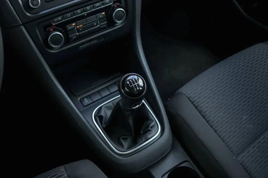 Black Volkswagen Golf 2012 in Grobiņa, with an engine capacity of 1.60 L and mileage of 280 thousand km for 4800 €, photo 20 on AUTOMOTO.COM.LV