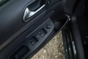 Black Volkswagen Golf 2012 in Grobiņa, with an engine capacity of 1.60 L and mileage of 280 thousand km for 4800 €, photo 21 on AUTOMOTO.COM.LV