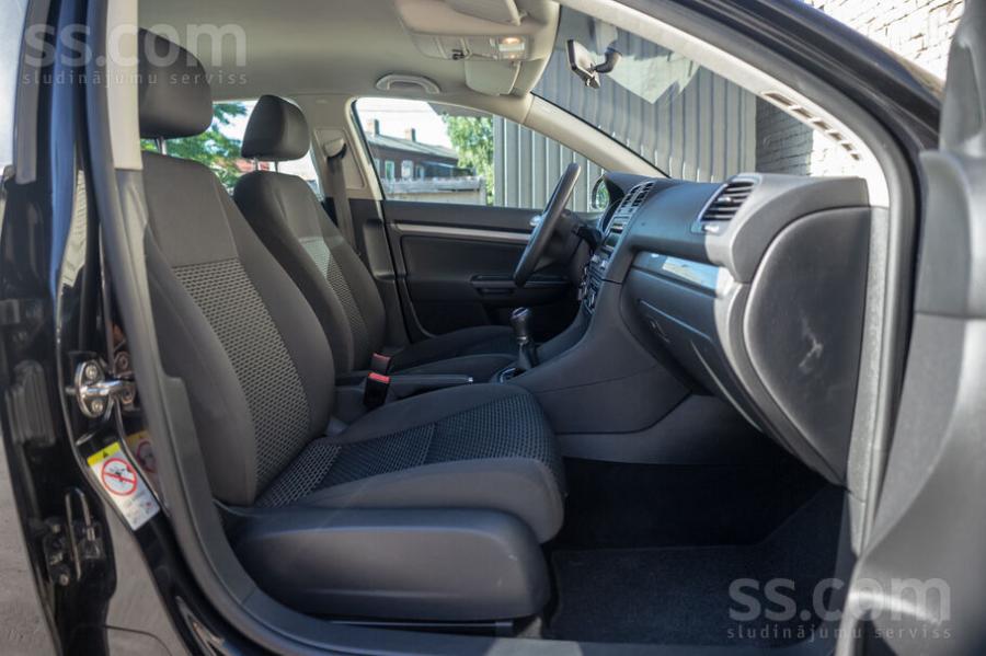 Black Volkswagen Golf 2012 in Liepaja, with an engine capacity of 1.60 L and mileage of 280 thousand km for 4800 €, photo 15 on AUTOMOTO.COM.LV