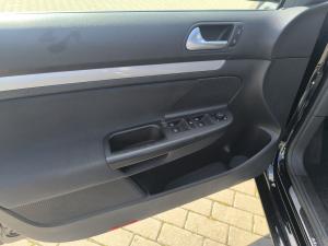 Black Volkswagen Golf 2012 in Marijampole, with an engine capacity of 1.60 L and mileage of 206 thousand km for 4250 €, photo 8 on AUTOMOTO.COM.LV