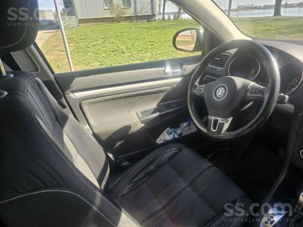 Black Volkswagen Golf 2013 in Riga, with an engine capacity of 1.60 L and mileage of 445 thousand km for 1199 €, photo 5 on AUTOMOTO.COM.LV