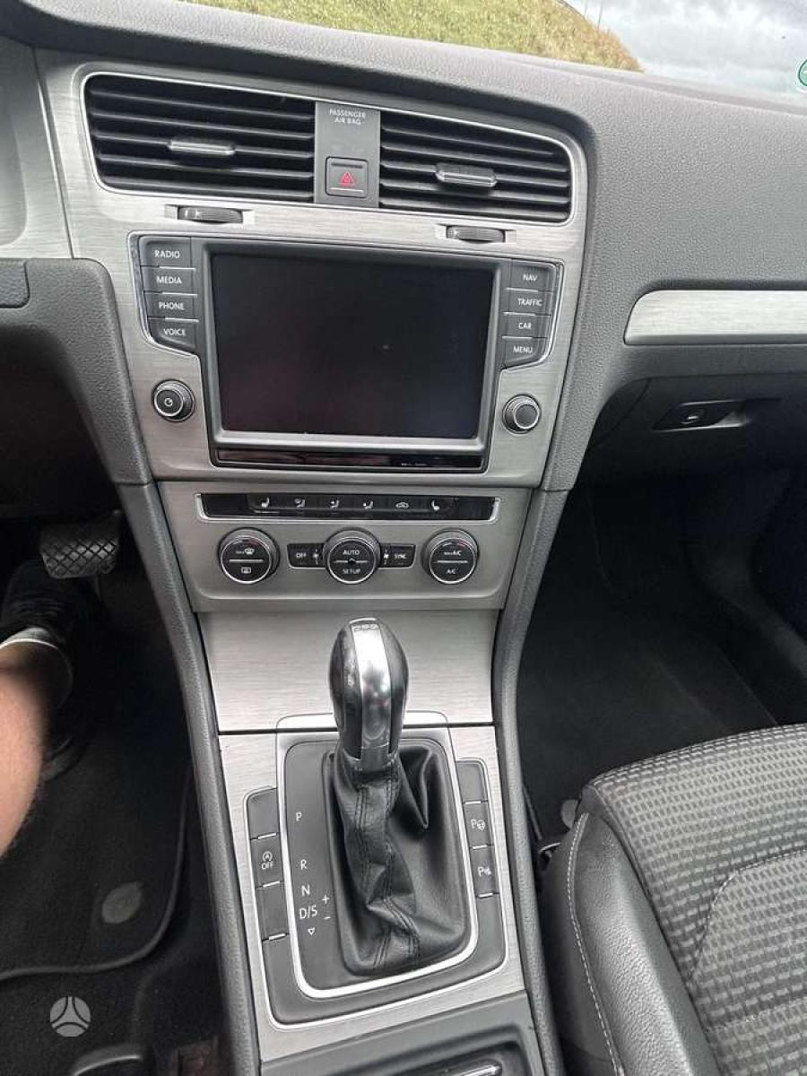 Black Volkswagen Golf 2013 in Kaunas, with an engine capacity of 1.60 L and mileage of 334 thousand km for 5700 €, photo 18 on AUTOMOTO.COM.LV
