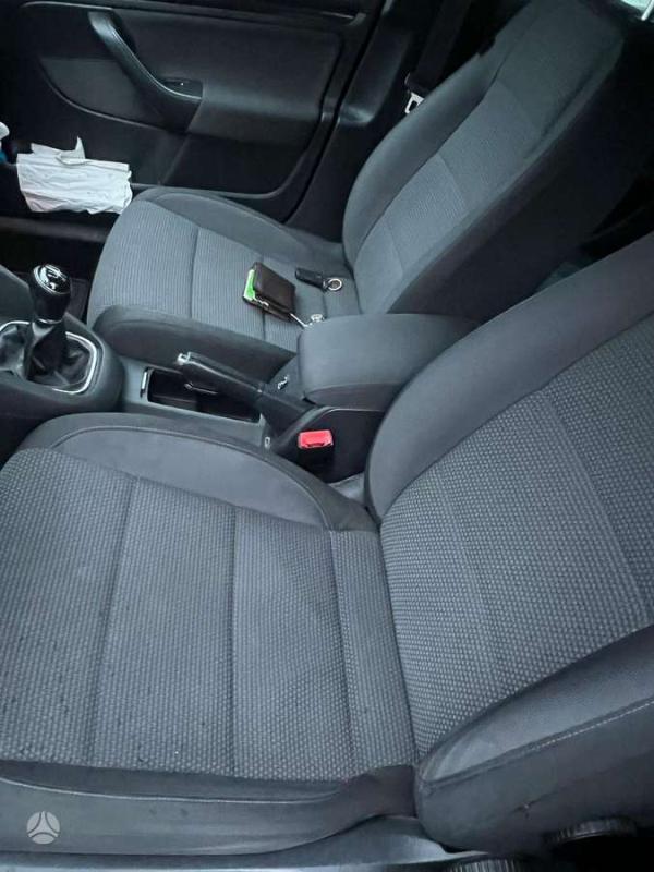 Melns Volkswagen Golf 2013 Panevēža, ar dzinēja tilpumu 1.60 L un nobraukumu 233 tūkst. km par 3000 €, foto 11 vietnē AUTOMOTO.COM.LV