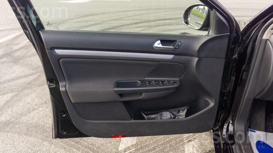 Melns Volkswagen Golf 2013 Rīga, ar dzinēja tilpumu 1.60 L un nobraukumu 263 tūkst. km par 2990 €, foto 24 vietnē AUTOMOTO.COM.LV