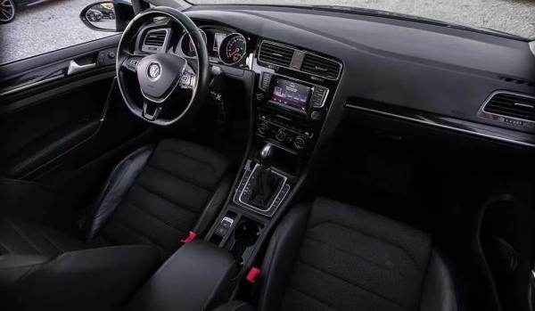 Black Volkswagen Golf 2014 in Jelgava, with an engine capacity of 2.00 L and mileage of 243 thousand km for 6900 €, photo 10 on AUTOMOTO.COM.LV