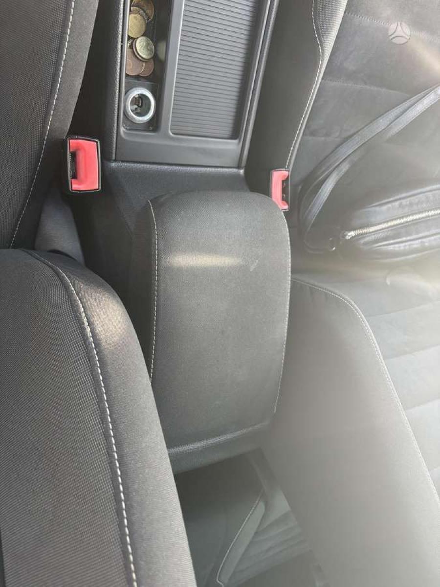 Black Volkswagen Golf 2014 in Silute, with an engine capacity of 1.60 L and mileage of 282 thousand km for 4800 €, photo 26 on AUTOMOTO.COM.LV