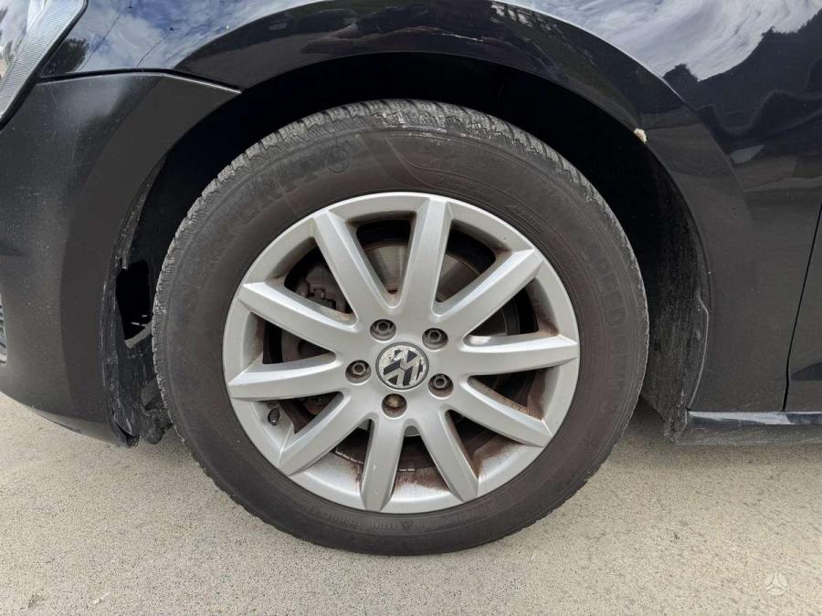 Black Volkswagen Golf 2014 in Alytus, with an engine capacity of 1.60 L and mileage of 295 thousand km for 3750 €, photo 25 on AUTOMOTO.COM.LV