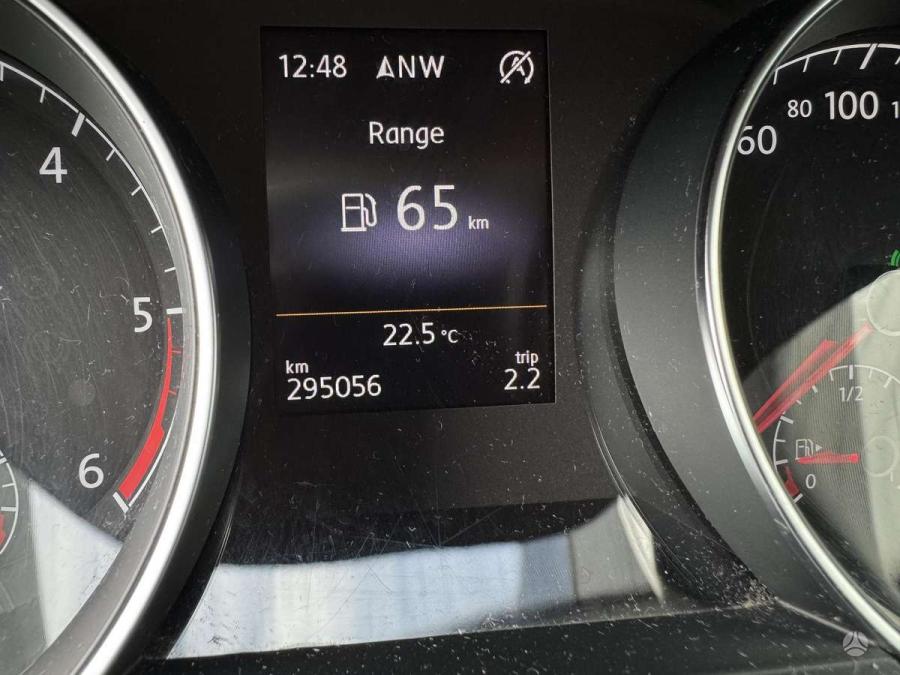 Black Volkswagen Golf 2014 in Alytus, with an engine capacity of 1.60 L and mileage of 295 thousand km for 3750 €, photo 27 on AUTOMOTO.COM.LV