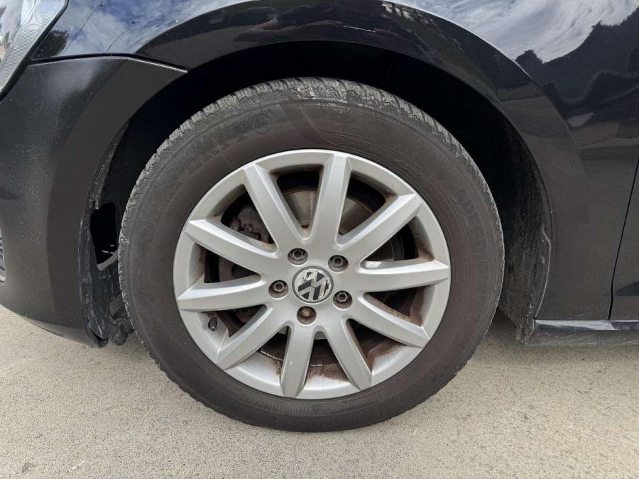 Black Volkswagen Golf 2014 in Alytus, with an engine capacity of 1.60 L and mileage of 295 thousand km for 3750 €, photo 25 on AUTOMOTO.COM.LV