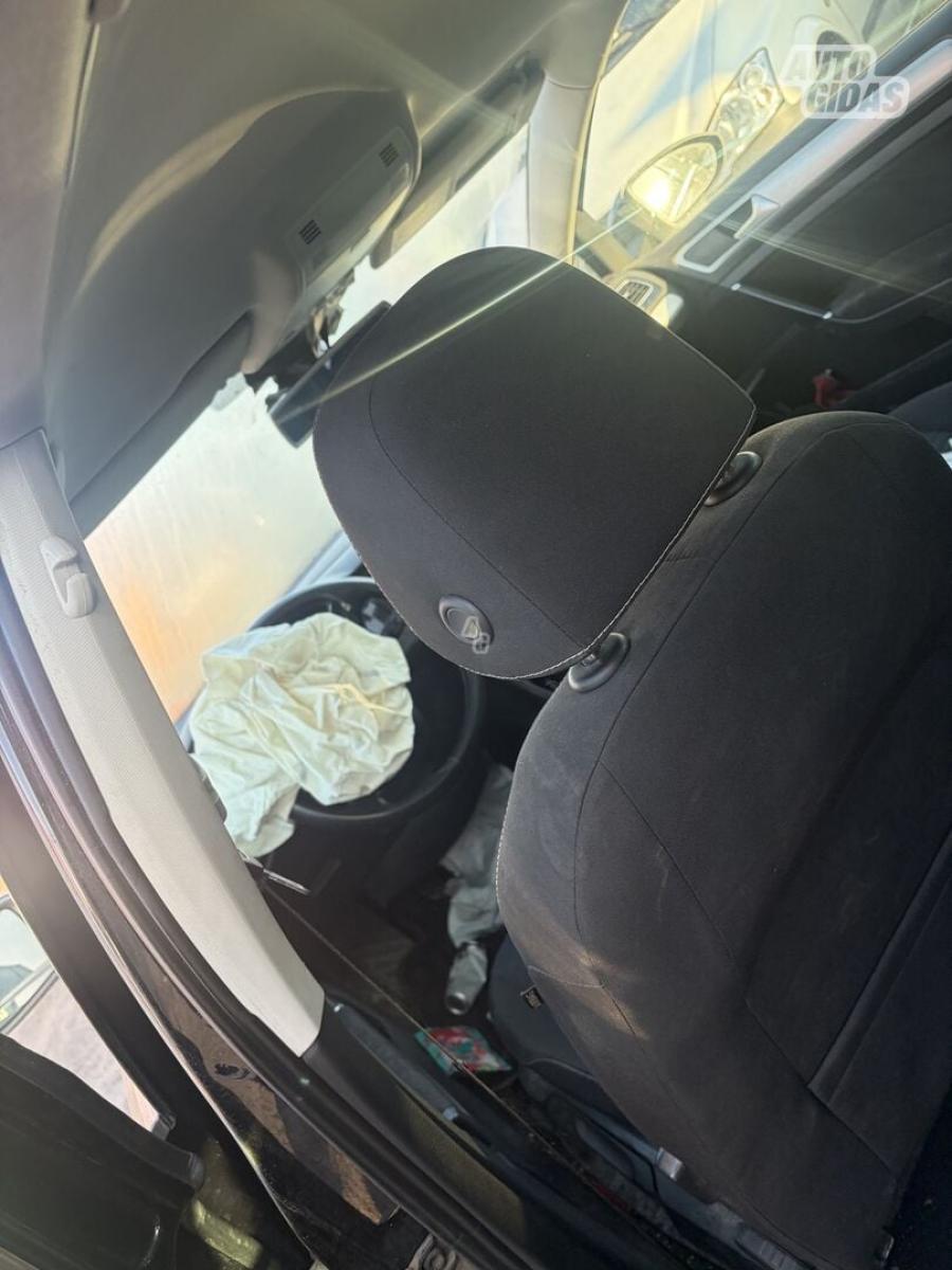 Black Volkswagen Golf 2015 in Lazdijai, with an engine capacity of 1.60 L and mileage of 300 thousand km for 2150 €, photo 7 on AUTOMOTO.COM.LV