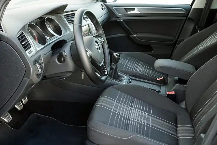 Melns Volkswagen Golf 2015 Rīga, ar dzinēja tilpumu 1.60 L un nobraukumu 188 tūkst. km par 8700 €, foto 12 vietnē AUTOMOTO.COM.LV