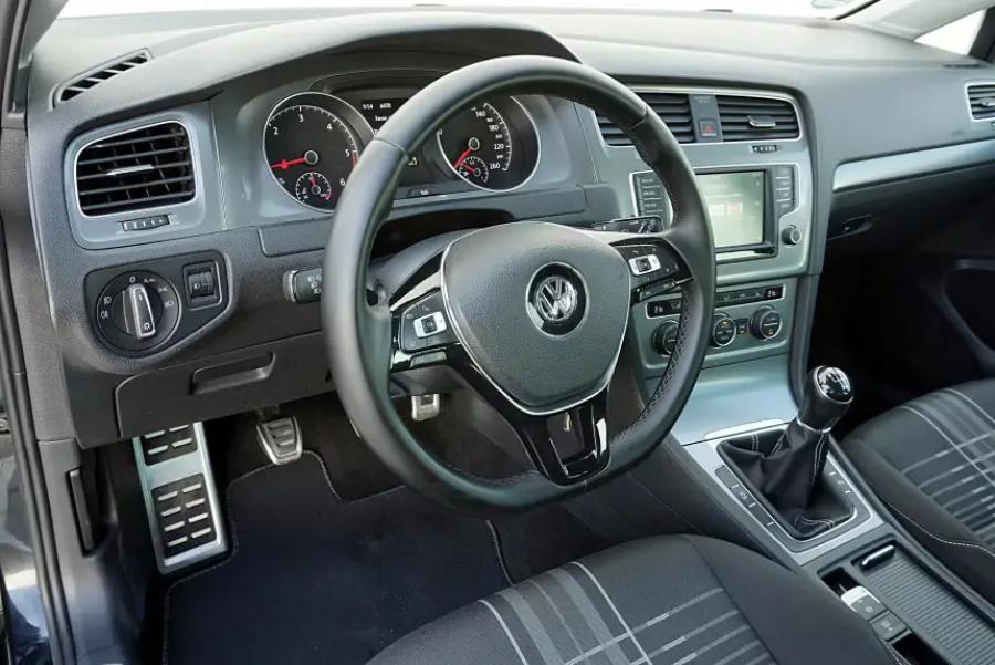 Melns Volkswagen Golf 2015 Rīga, ar dzinēja tilpumu 1.60 L un nobraukumu 188 tūkst. km par 8700 €, foto 13 vietnē AUTOMOTO.COM.LV
