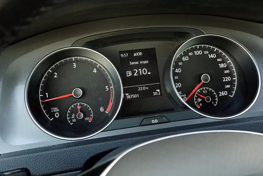 Melns Volkswagen Golf 2015 Rīga, ar dzinēja tilpumu 1.60 L un nobraukumu 188 tūkst. km par 8700 €, foto 15 vietnē AUTOMOTO.COM.LV