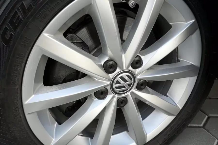 Melns Volkswagen Golf 2015 Rīga, ar dzinēja tilpumu 1.60 L un nobraukumu 188 tūkst. km par 8700 €, foto 18 vietnē AUTOMOTO.COM.LV