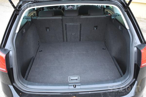 Black Volkswagen Golf 2015 in Talsi, with an engine capacity of 1.60 L and mileage of 328 thousand km for 5700 €, photo 9 on AUTOMOTO.COM.LV