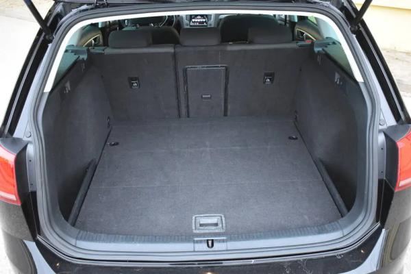 Black Volkswagen Golf 2015 in Talsi, with an engine capacity of 1.60 L and mileage of 328 thousand km for 5700 €, photo 9 on AUTOMOTO.COM.LV