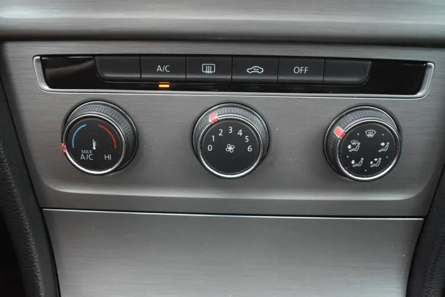 Melns Volkswagen Golf 2015 Talsi, ar dzinēja tilpumu 1.60 L un nobraukumu 328 tūkst. km par 5700 €, foto 16 vietnē AUTOMOTO.COM.LV