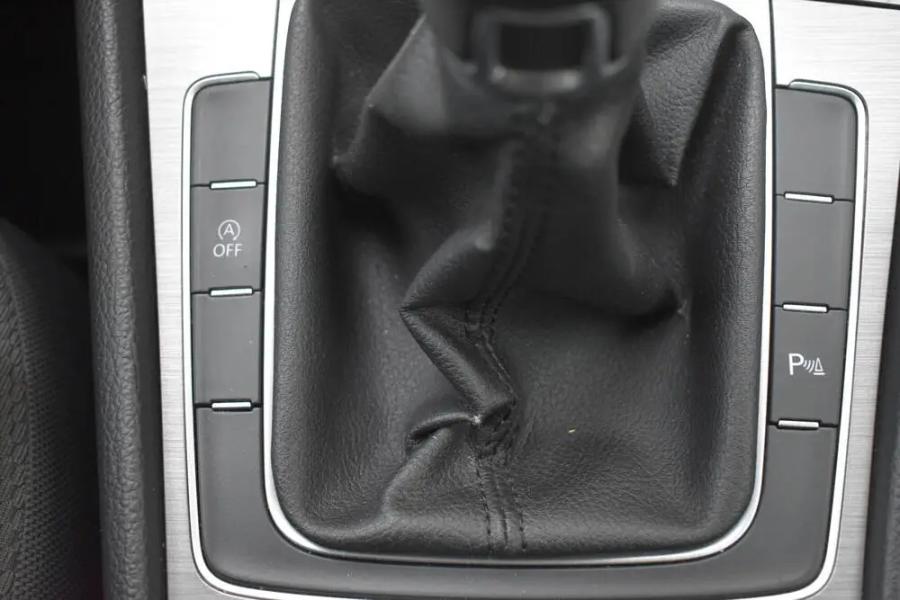 Melns Volkswagen Golf 2015 Talsi, ar dzinēja tilpumu 1.60 L un nobraukumu 328 tūkst. km par 5700 €, foto 21 vietnē AUTOMOTO.COM.LV