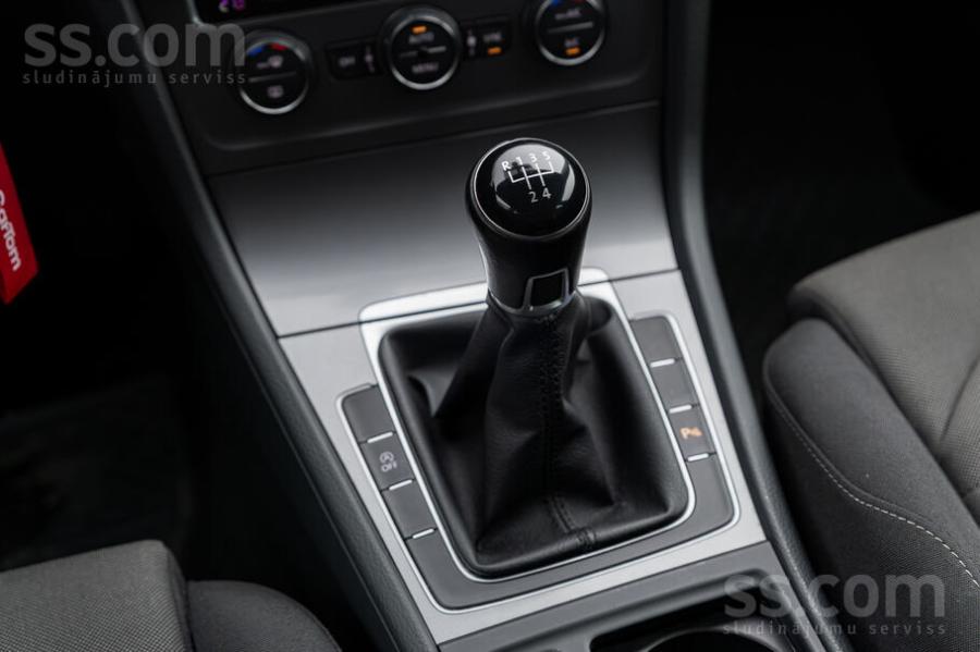 Black Volkswagen Golf 2015 in Riga, with an engine capacity of 1.60 L and mileage of 130 thousand km for 8500 €, photo 14 on AUTOMOTO.COM.LV