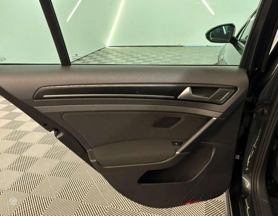 Black Volkswagen Golf 2015 in Marijampole, with an engine capacity of 1.97 L and mileage of 250 thousand km for 10950 €, photo 24 on AUTOMOTO.COM.LV