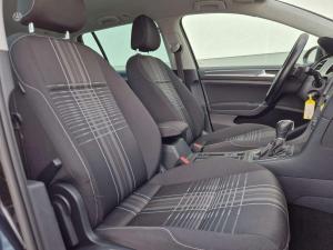 Black Volkswagen Golf 2015 in Kaunas, with an engine capacity of 1.60 L and mileage of 240 thousand km for 6950 €, photo 13 on AUTOMOTO.COM.LV